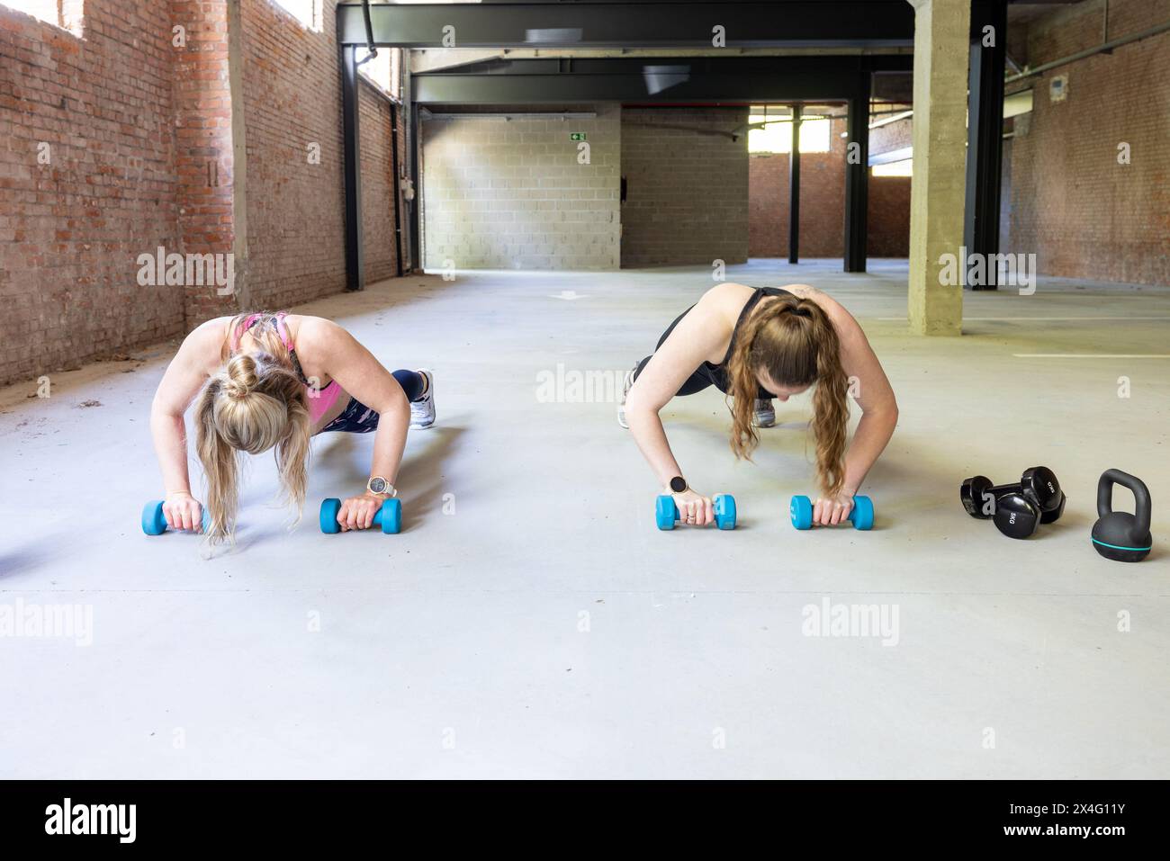 Doing push ups using kettlebells hi-res stock photography and images ...