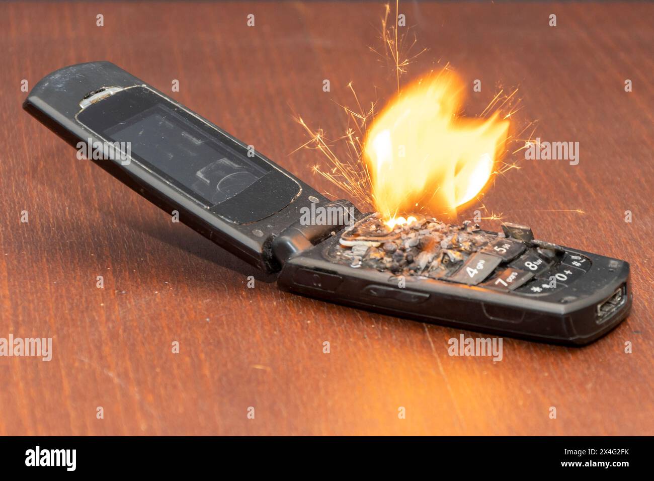 Fire of an old mobile phone, battery oxidation. The cause of the fire ...