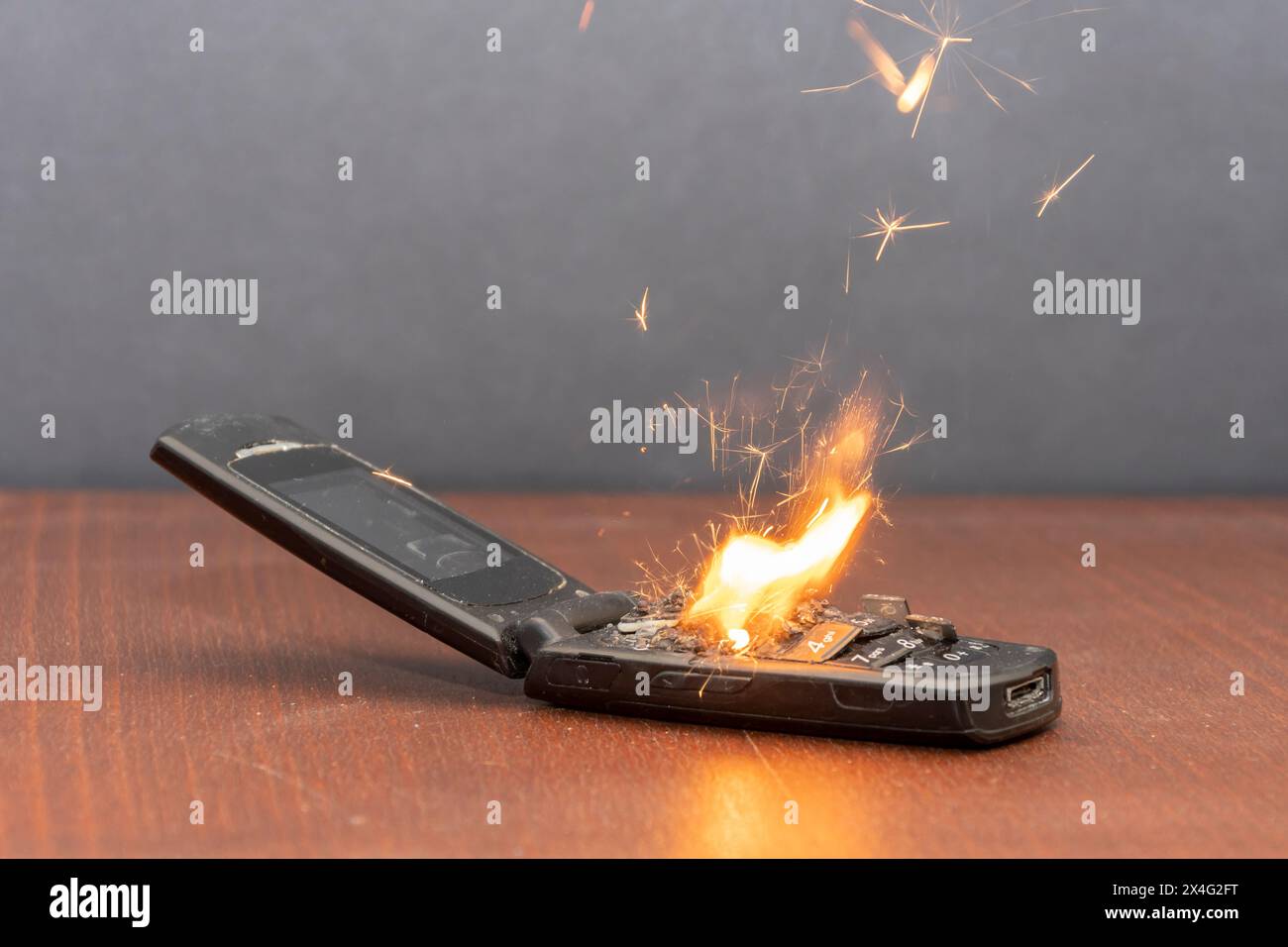 Fire of an old mobile phone, battery oxidation. The cause of the fire ...