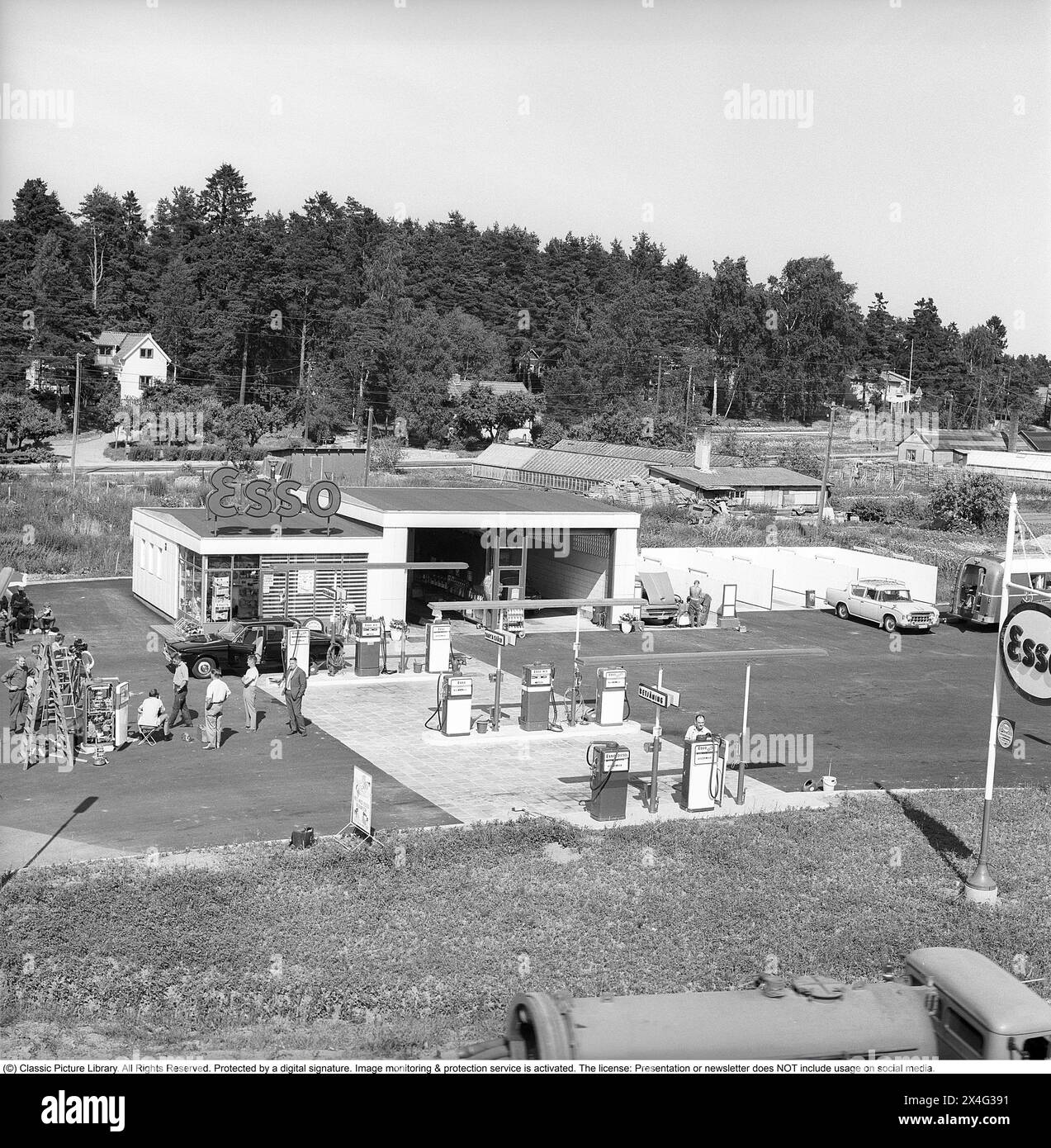 Historical standard gas station hi-res stock photography and images - Alamy