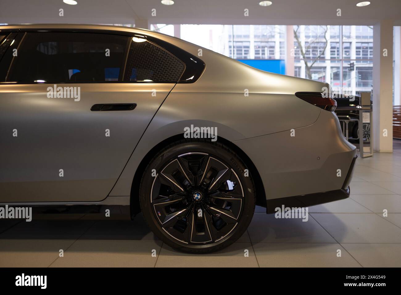 matte silver bmw 7er Limousine G70, luxurious powerful bmw Reihe 740D ...