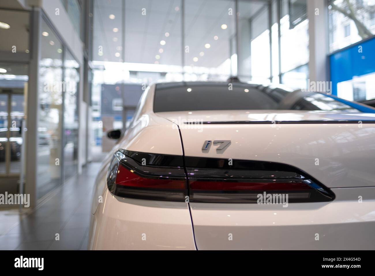 white bmw 7er Limousine G70, luxurious powerful bmw i7 all-electric ...