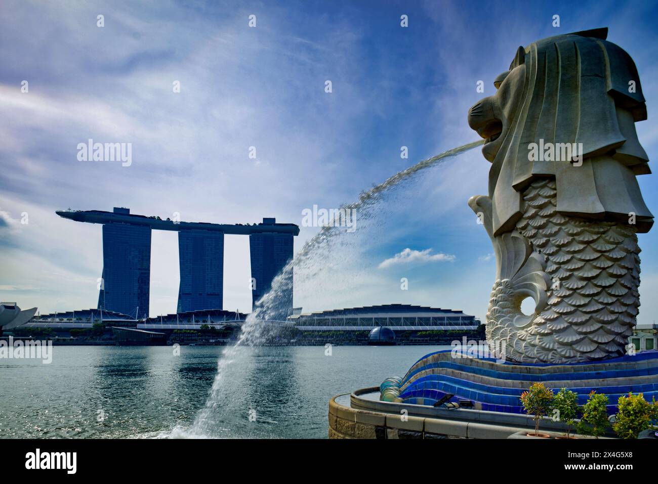 Merlion Park, Singapore landmark and tourist attraction with the lion's ...