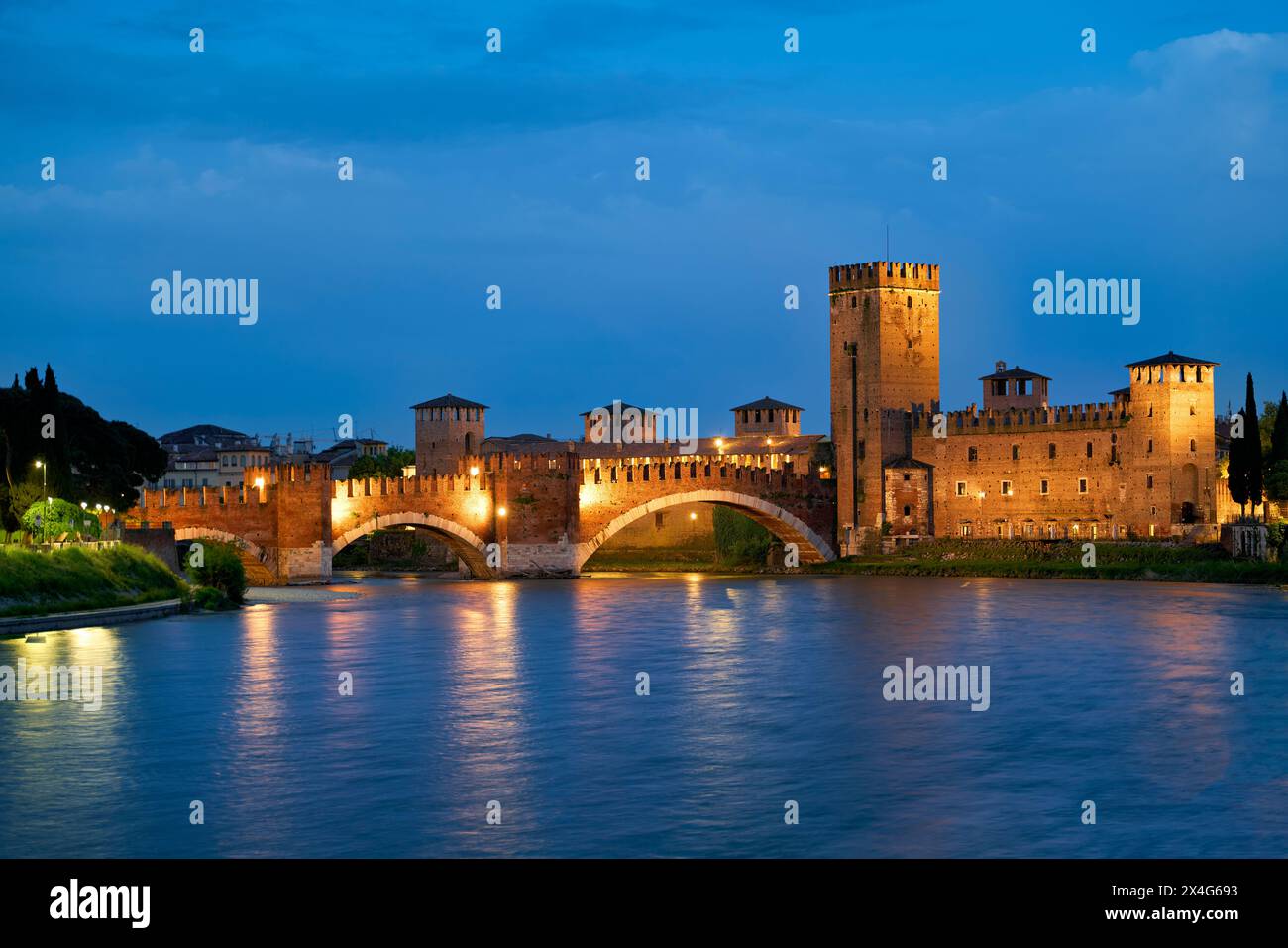 Verona Veneto Italy. Castelvecchio bridge at dusk Stock Photo - Alamy