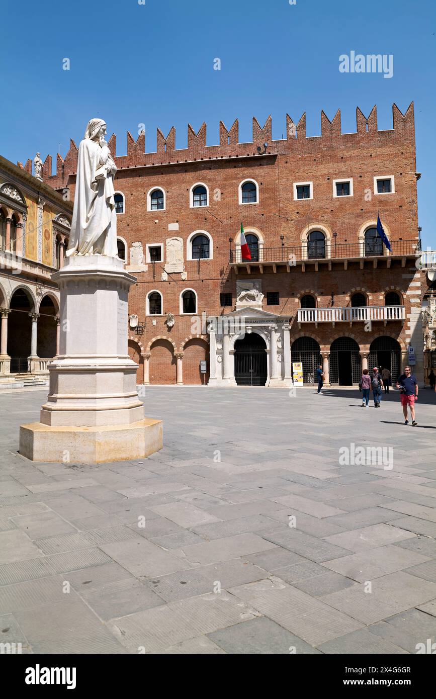 Verona Veneto Italy. Piazza dei Signori with the monument to Dante ...