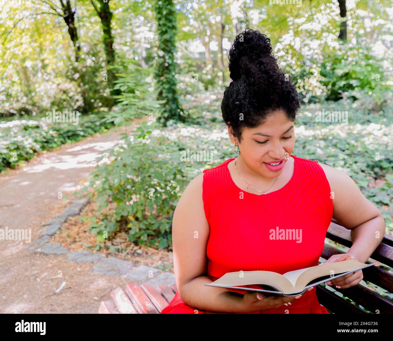 Women wearing dress reads hi-res stock photography and images - Alamy