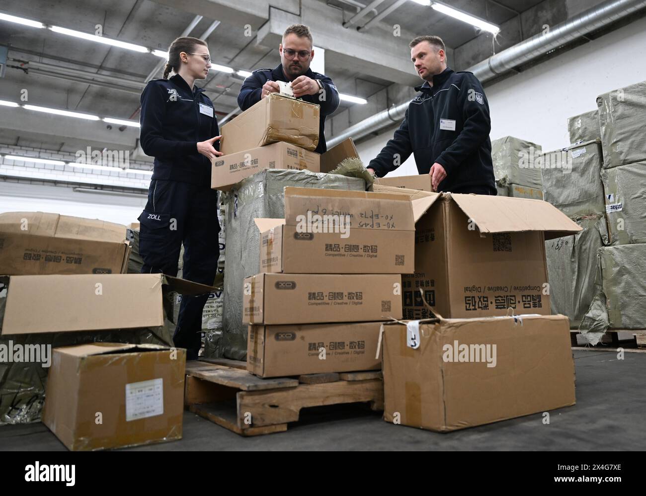 03 May 2024, Hesse, Frankfurt/Main: Customs officers are busy checking ...