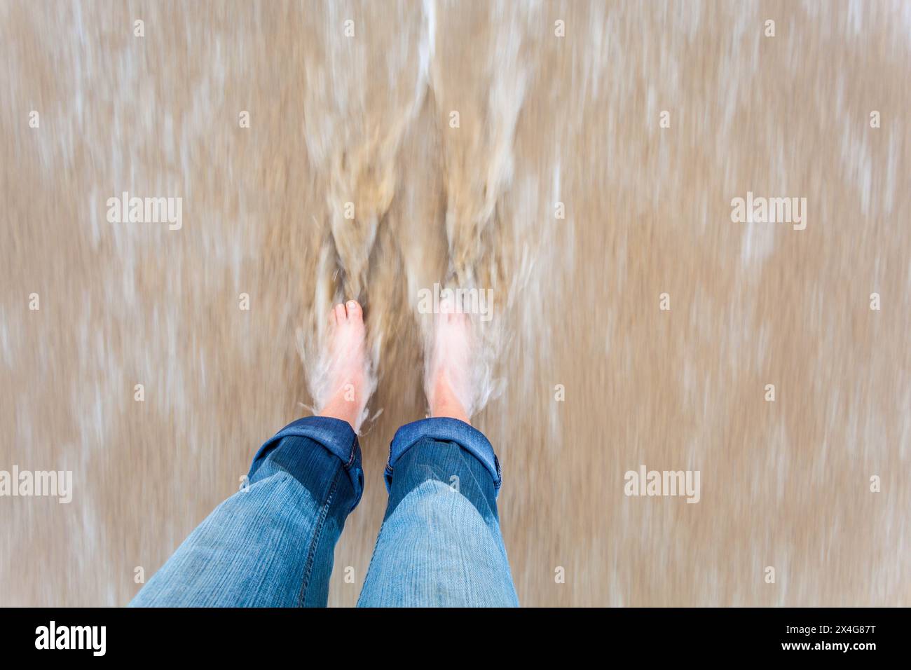 Waves washing over white sand hi-res stock photography and images - Alamy