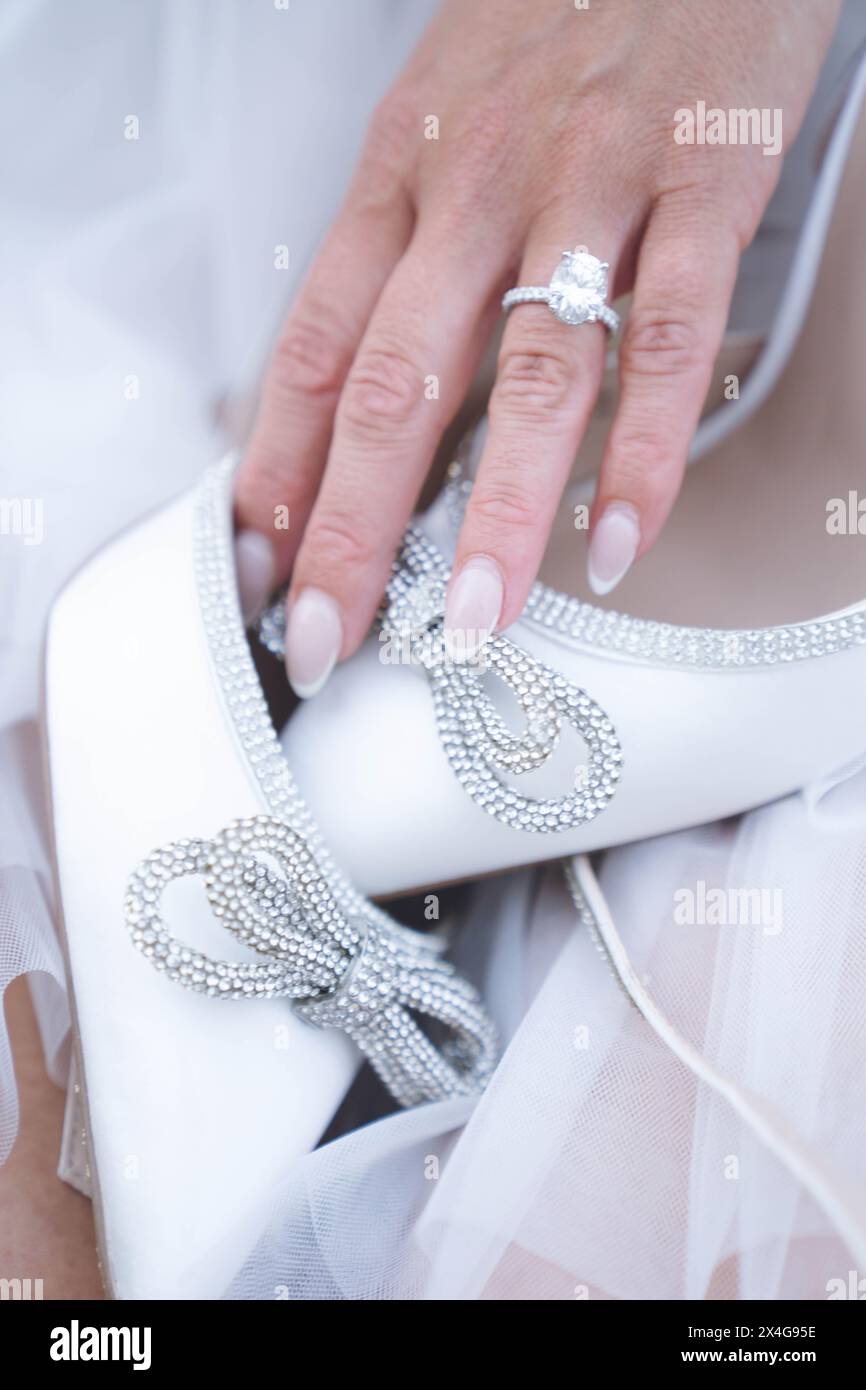 Bridal nails hi-res stock photography and images - Alamy