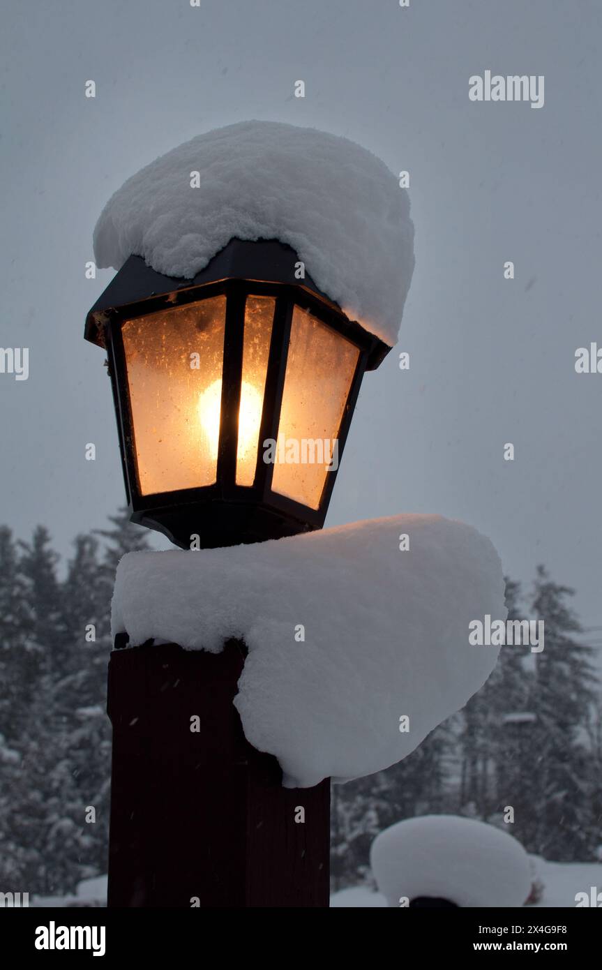 Vintage street lamp snow hi-res stock photography and images - Alamy