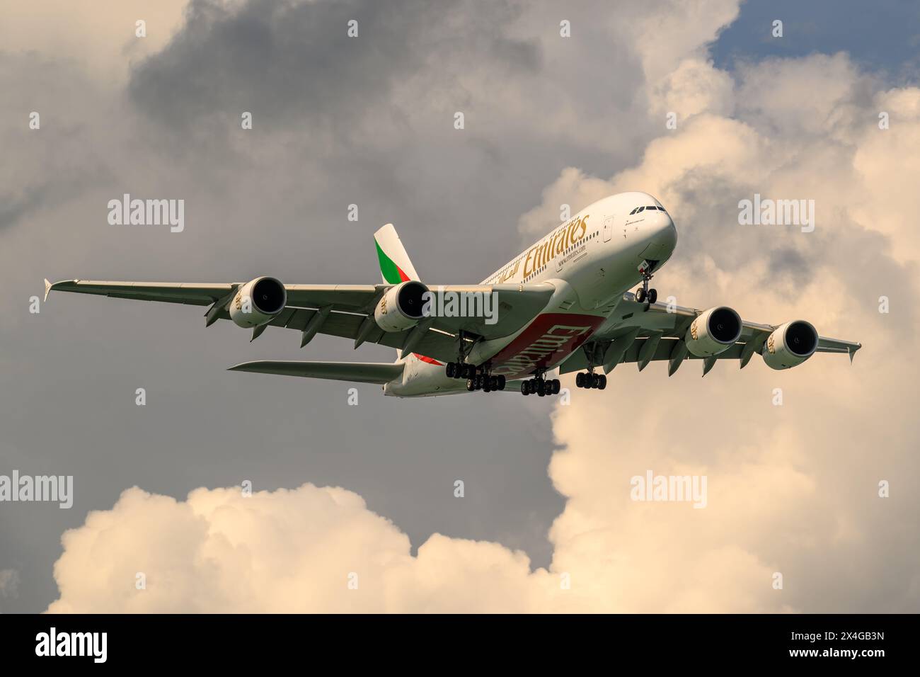 Emirates, Airbus A380-800, A6-EVN, on final approach to Singapore ...