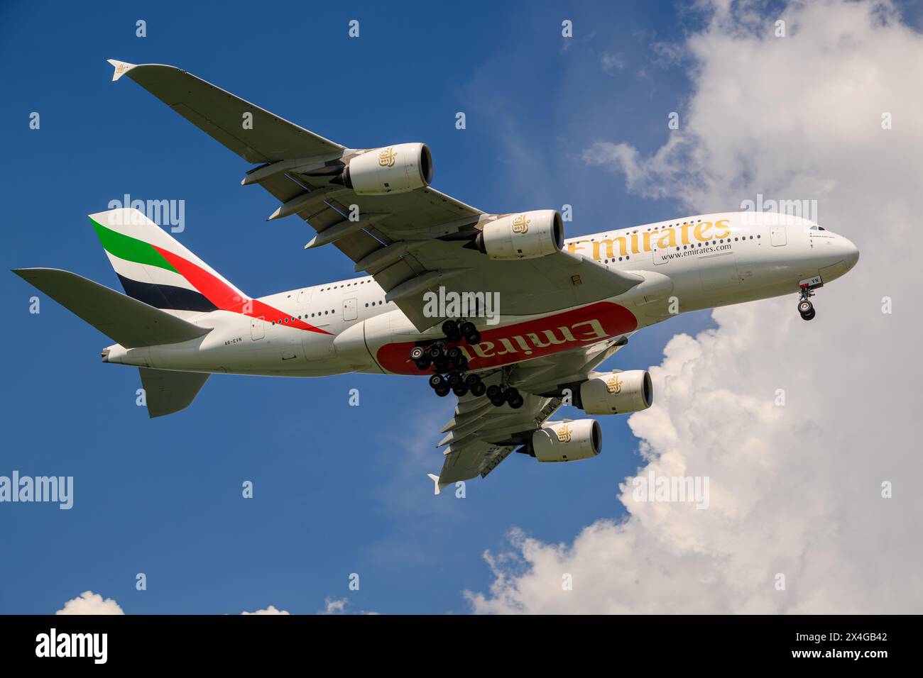 Emirates, Airbus A380-800, A6-EVN, on final approach to Singapore ...