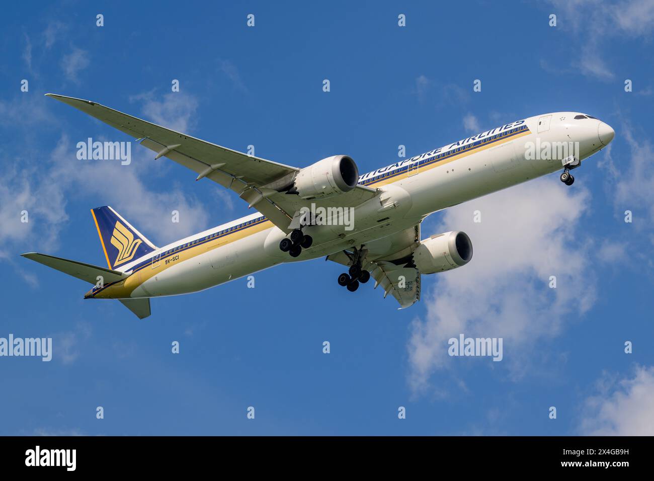 Singapore Airlines, Boeing 787-10 Dreamliner, 9V-SCI, on final approach ...
