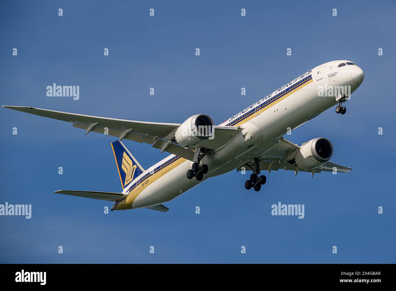 Singapore Airlines, Boeing 787-10 Dreamliner, 9V-SCP, on final approach ...