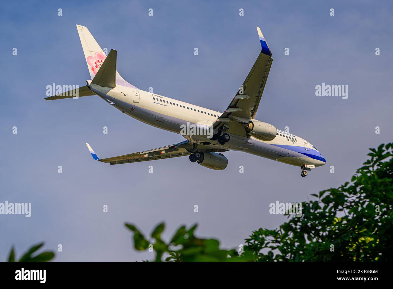 China Airlines, Boeing 737-800, B-18660, on final approach to Singapore ...
