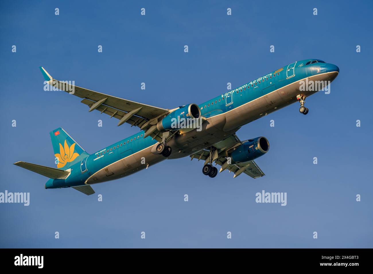 Vietnam Airlines,Airbus A321-200,VN-A605, on final approach to ...