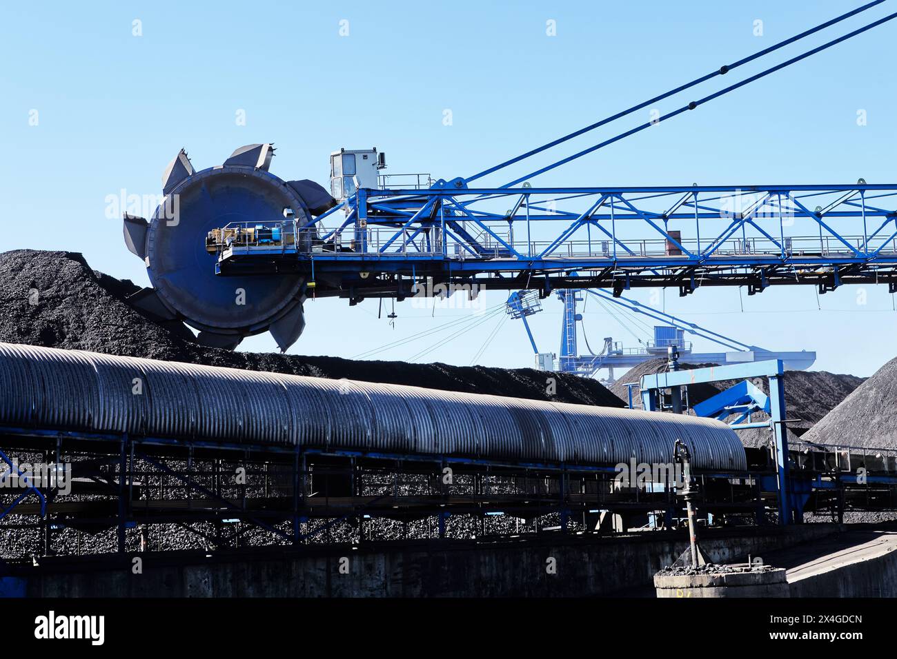 Stacker reclaimer machines to stack and store coal in stockpiles and ...