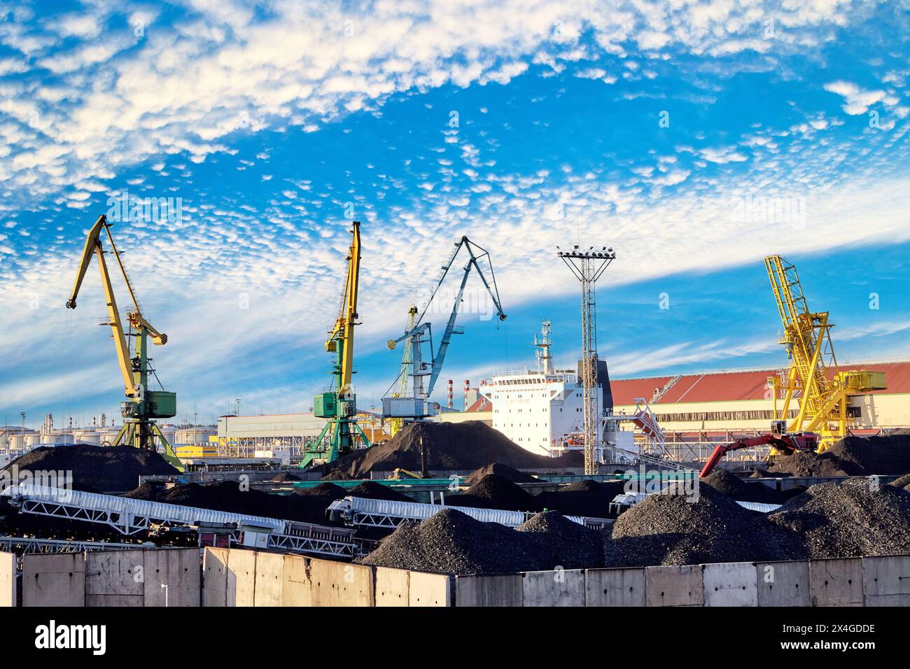 Portal harbour cranes ready to unload coal at port Stock Photo - Alamy
