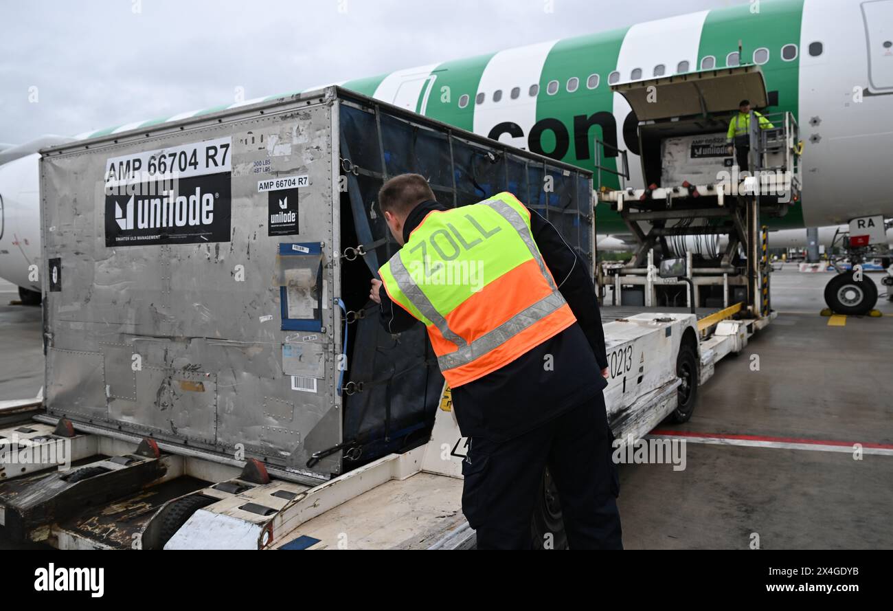 03 May 2024, Hesse, Frankfurt/Main: A customs officer is on duty on the ...