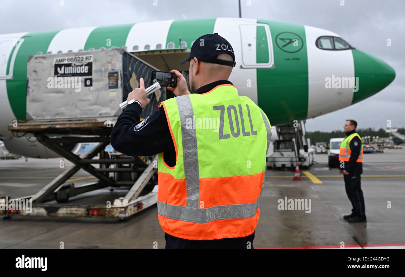 03 May 2024, Hesse, Frankfurt/Main: Customs officers are on duty on the ...