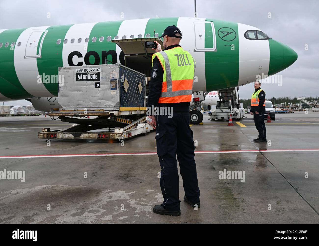 03 May 2024, Hesse, Frankfurt/Main: Customs officers are on duty on the ...