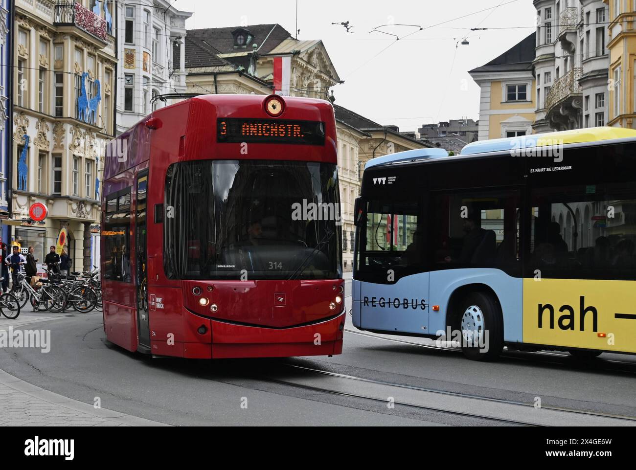 Innsbruck, Tirol, Österreich. Strassenbahn bzw Tram der Linie 3 ...