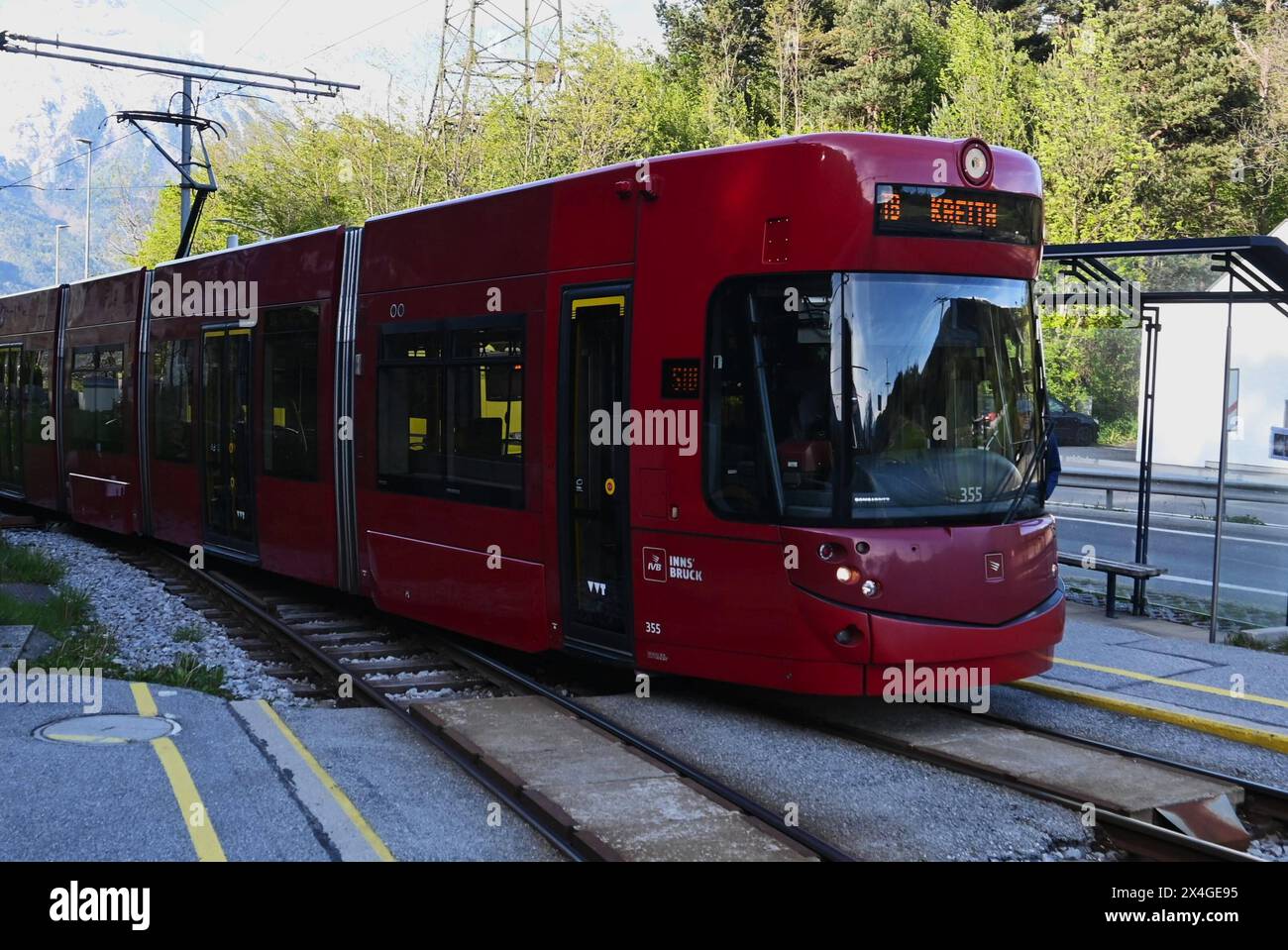 Innsbruck, Tirol, Österreich. Die Innsbrucker Tram verfügt über fünf ...