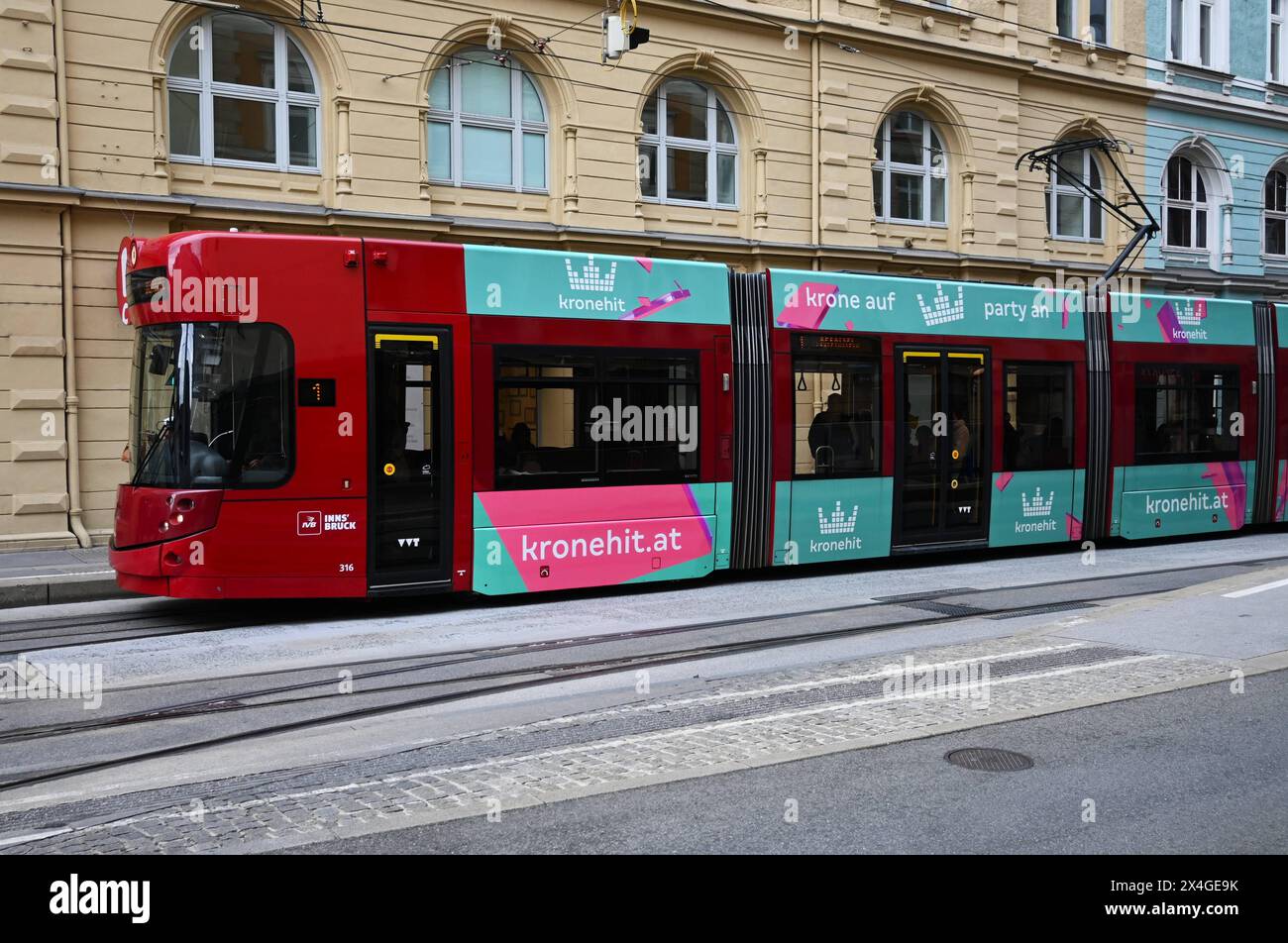 Innsbruck, Tirol, Österreich. Die Innsbrucker Tram verfügt über fünf ...