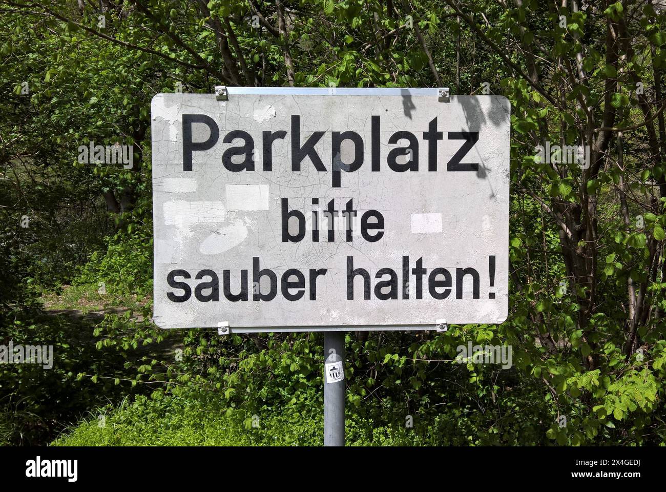 Autobahn-Rastplatz der ASFINAG in Österreich. Schild: Parkplatz bitte ...