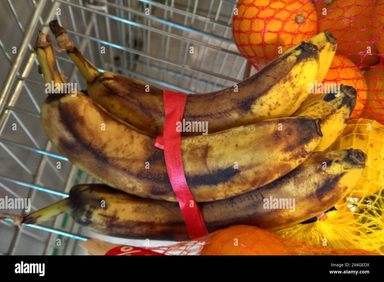 Obst: Banane bzw Bananen, reduzierte Ware in einem Supermarkt *** Fruit ...