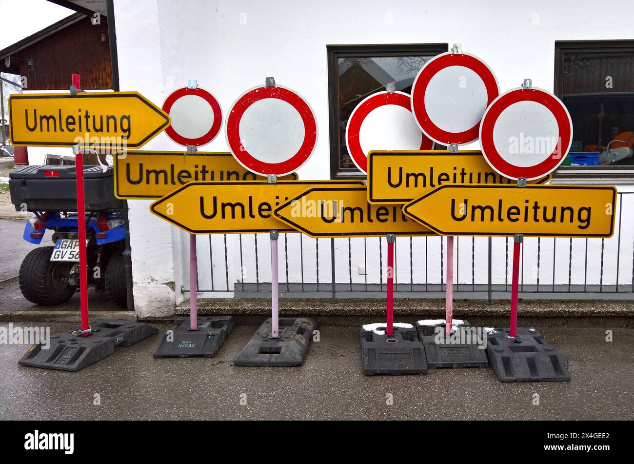 Kurios und lustig. Ein Leben voller Umleitungen. Umleitungs-Schilder ...