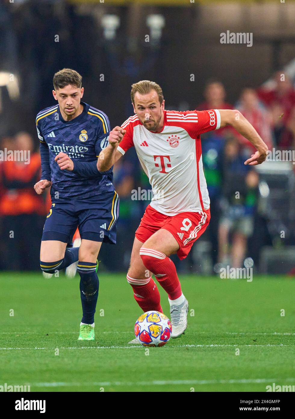 Harry Kane, FCB 9 compete for the ball, tackling, duel, header ...