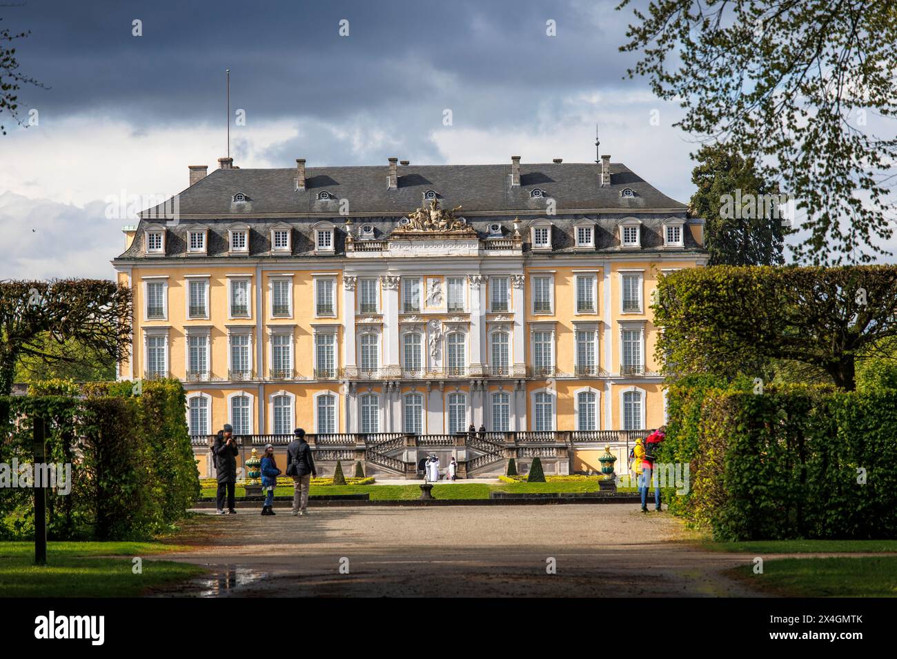 Baroque palace garden hi-res stock photography and images - Alamy