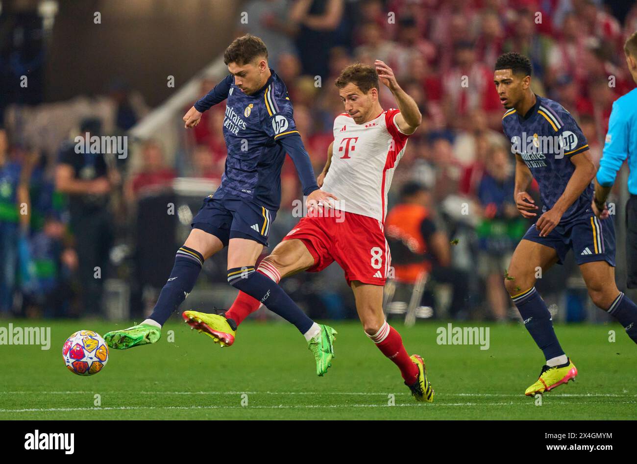 Leon GORETZKA, FCB 8 compete for the ball, tackling, duel, header ...