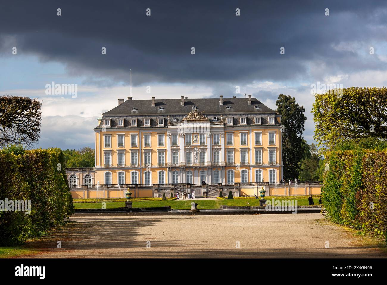 Baroque palace garden hi-res stock photography and images - Alamy