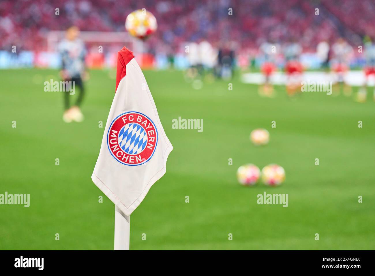 Eckball Ecke, Eckfahne , corner flag, in the semi final match FC BAYERN ...