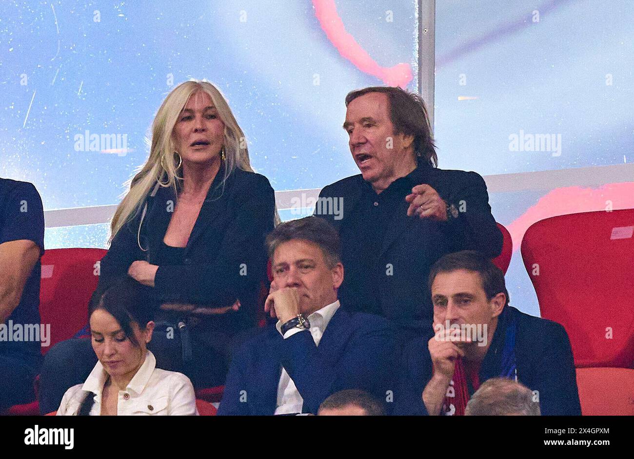 Guenter NETZER mit Ehefrau Elvira in the semi final match FC BAYERN ...