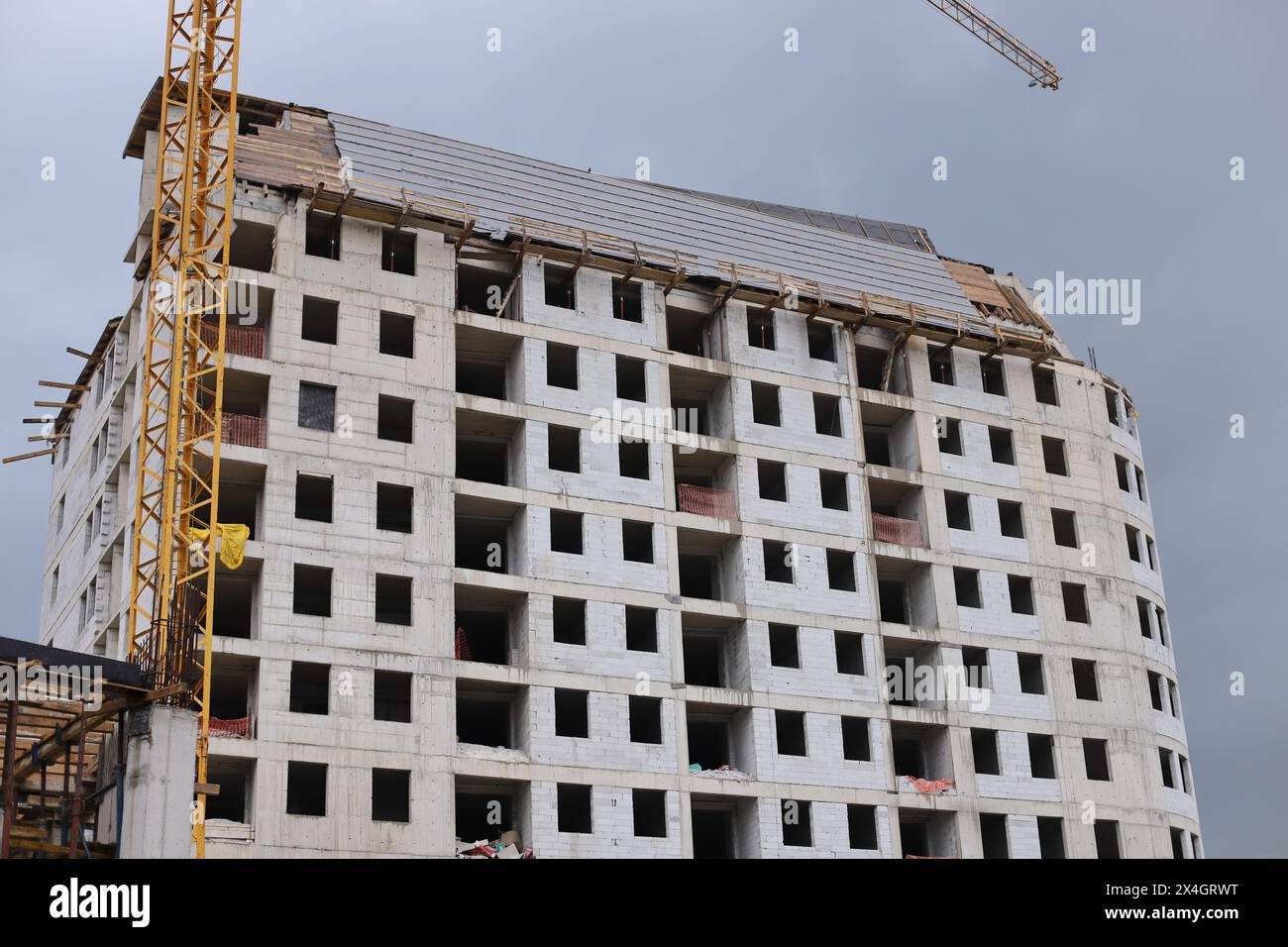 Unfinished apartment building blue sky hi-res stock photography and ...