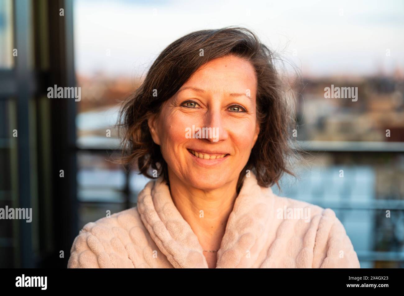 Portrait of a smiling 50 yo woman with a city background, Brussels ...