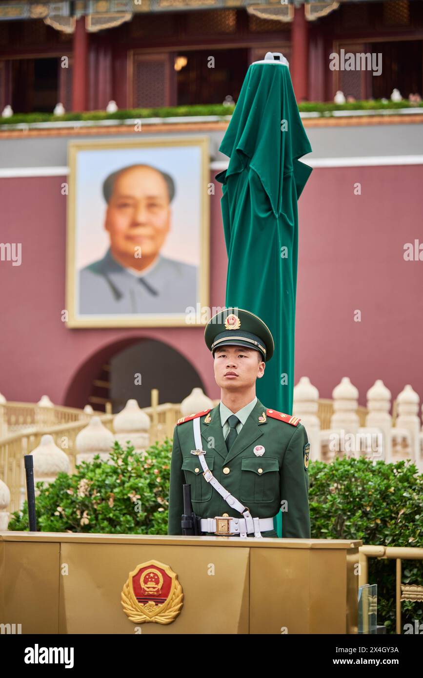 Chinese soldier stands guard in front of the Forbidden City entrance at ...
