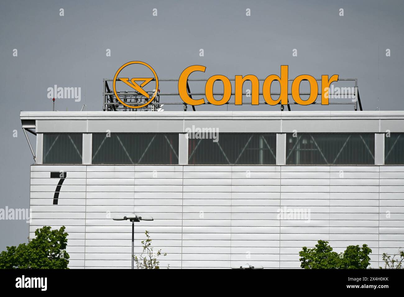 Logo, Schriftzug der deutschen Fluggesellschaft CONDOR auf dem Dach ...