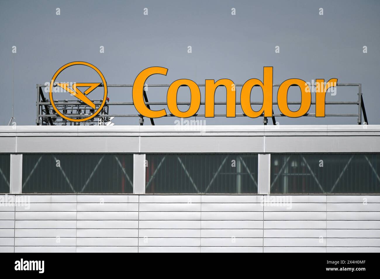 Logo, Schriftzug der deutschen Fluggesellschaft CONDOR auf dem Dach ...