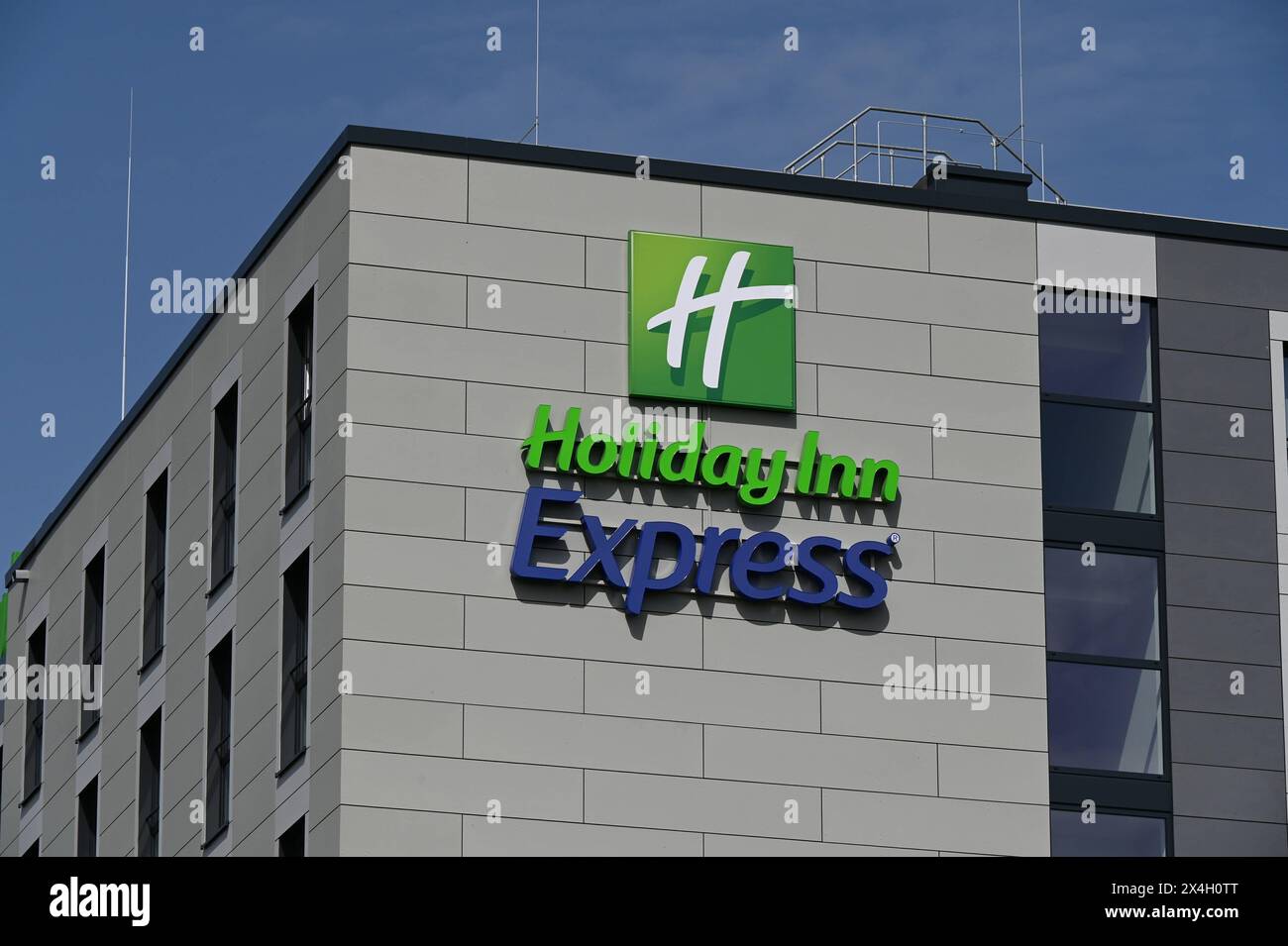 Logo Schriftzug der Hotelkette Holiday Inn Express an einem Hotel ...