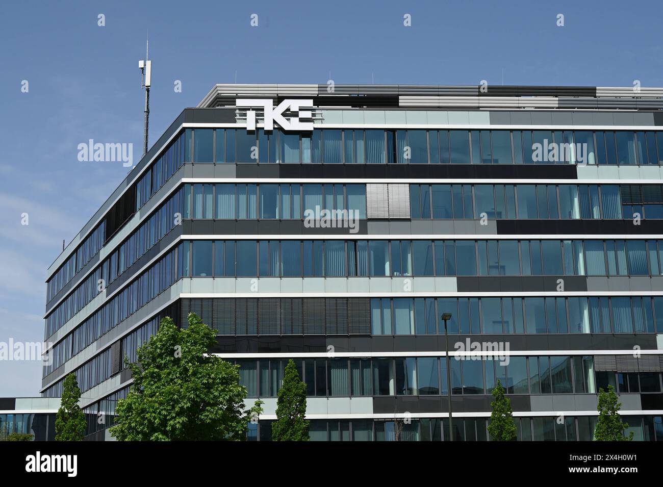 Logo Schriftzug von TKE, TK Elevator ist einer der größten Hersteller ...