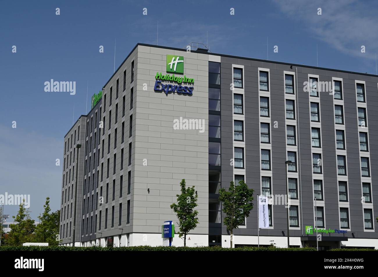 Logo Schriftzug der Hotelkette Holiday Inn Express an einem Hotel ...