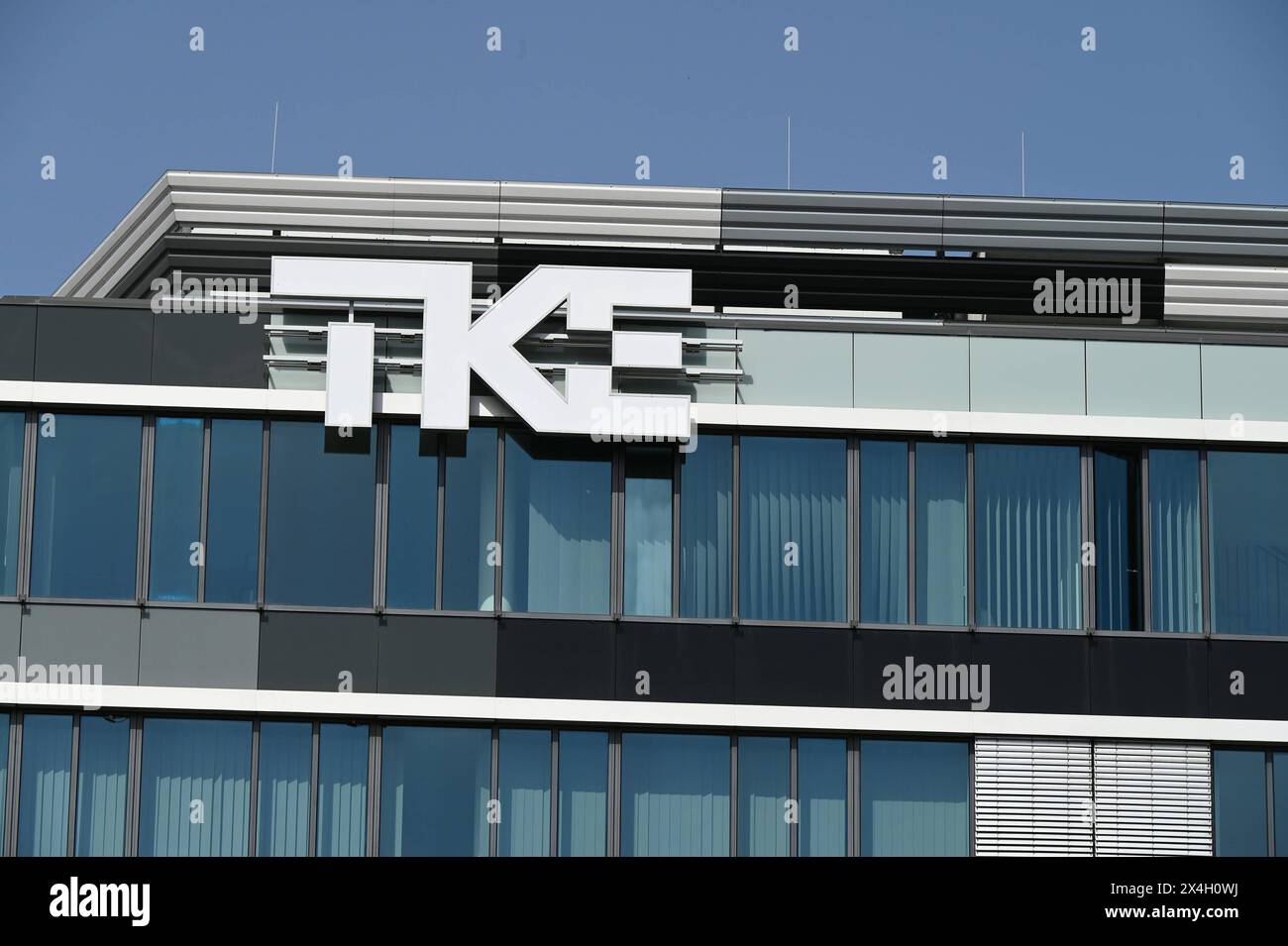Logo Schriftzug von TKE, TK Elevator ist einer der größten Hersteller ...