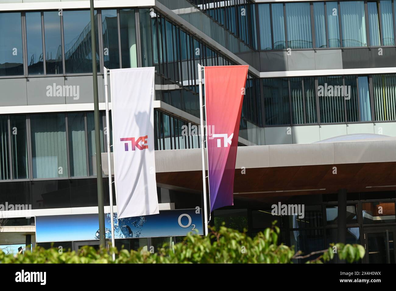 Logo Schriftzug von TKE, TK Elevator ist einer der größten Hersteller ...