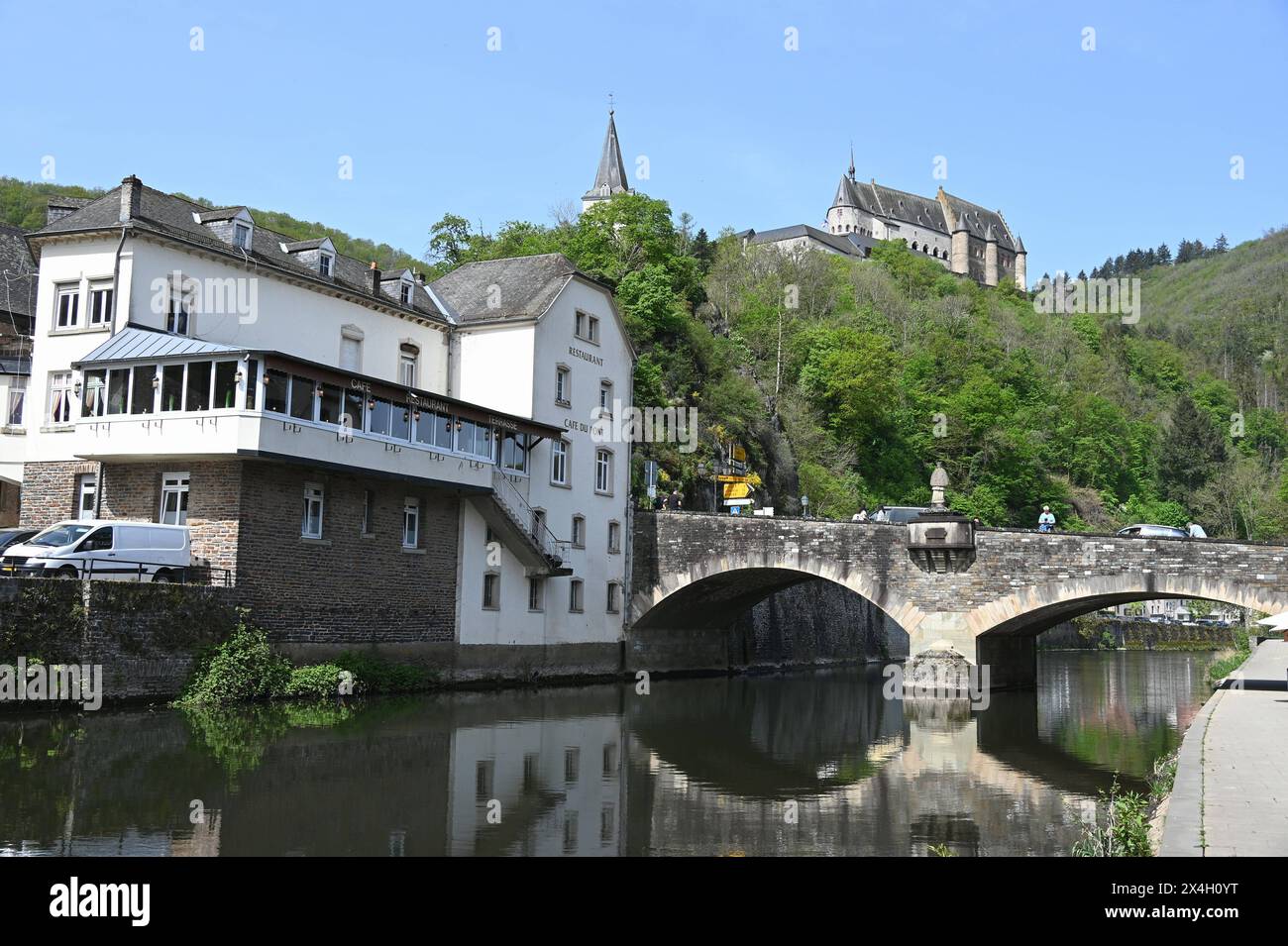 Der Ort Vianden am Fluss Our mit der Burg Vianden. Sie wurde zwischen ...