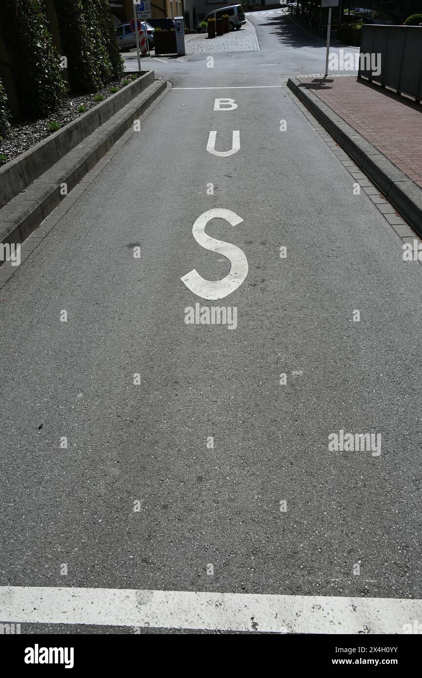 Busspur, hier dürfen nur Busse fahren *** Bus lane, only buses are ...
