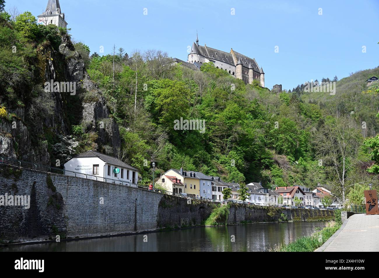 Der Ort Vianden am Fluss Our mit der Burg Vianden. Sie wurde zwischen ...